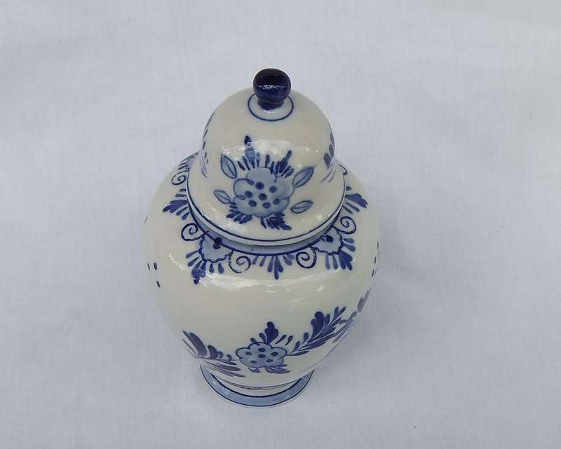 Dutch Porcelain - KYK HIER !! A STUNNING VINTAGE HAND PAINTED DELFT BLUE LIDDED JAR WITH FLORAL ...