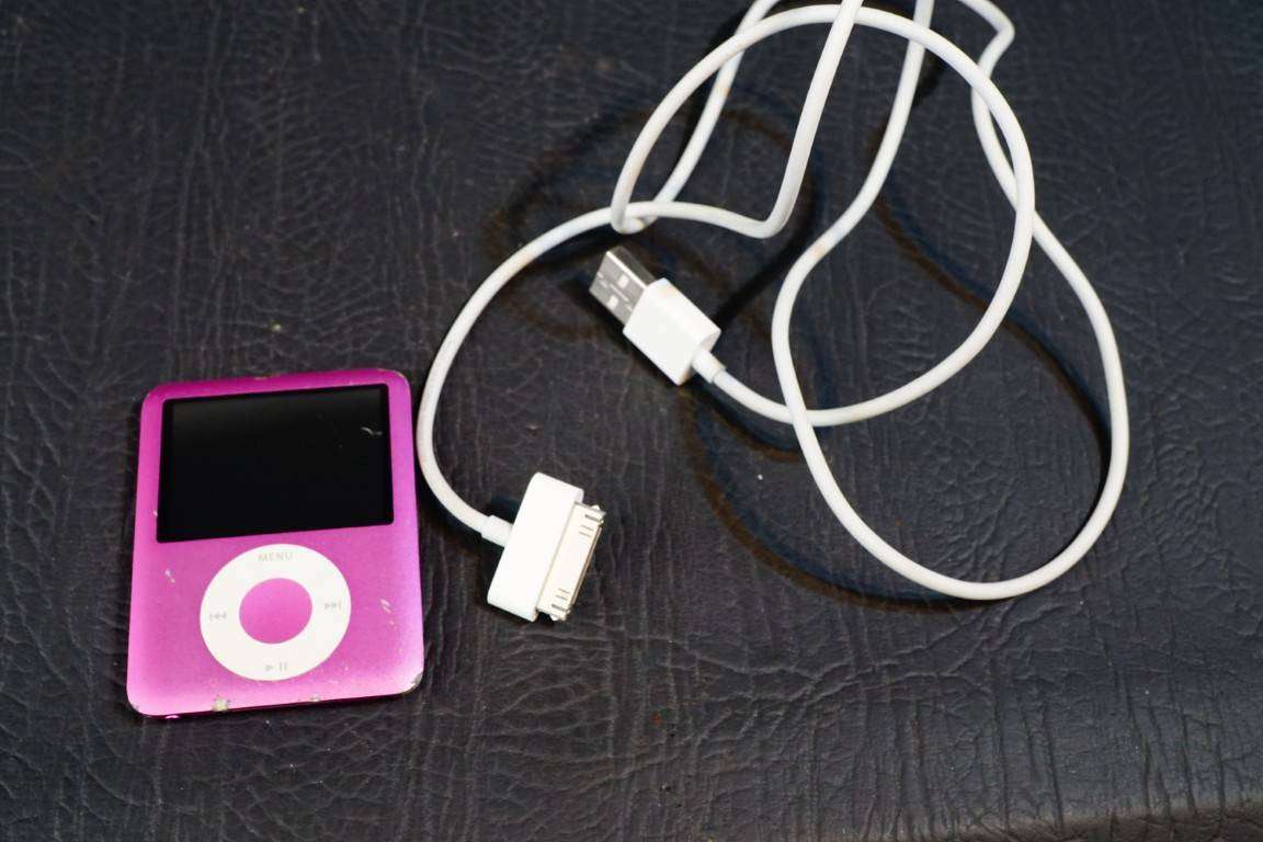 Apple iPods - Apple iPod Nano 3rd Generation 8 GB Model A1236 Pink ...