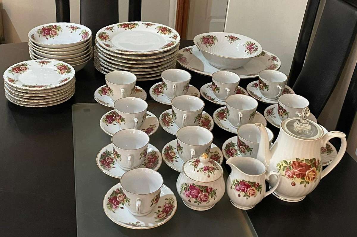 English Porcelain - ROYAL CHINA ENGLISH ROSE TEA AND DINNER SET for ...