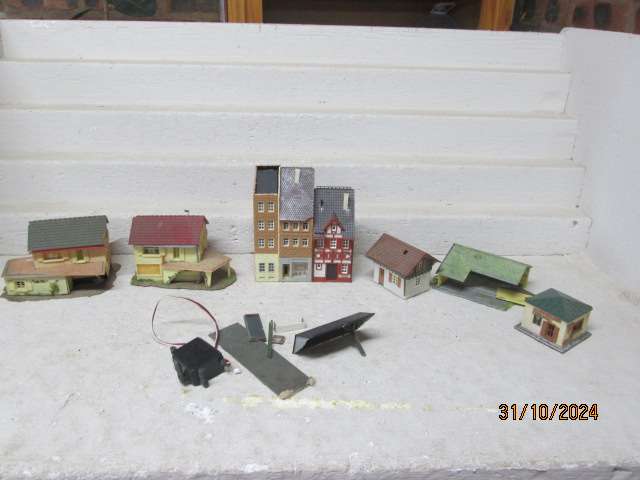 Scenery - HO SCALE - VARIOUS BUILDINGS - X4 + BITS & PIECES for sale in ...