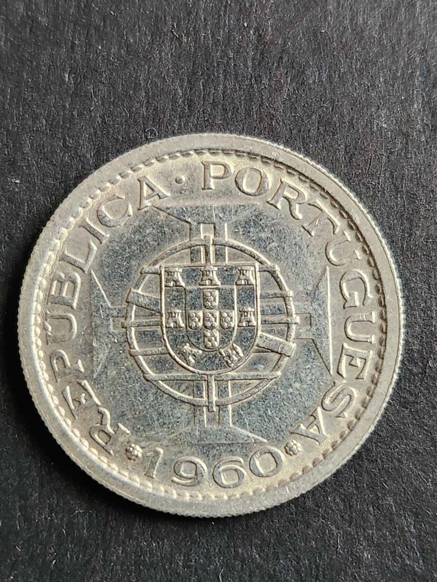 Africa - Republica Portuguesa Mozambique 5 Escudos 1960 .650 Silver - as per photograph was ...